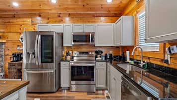 Cabana de Madeira Comfort, vista para o jardim | Cozinha privada | Uma máquina de café expresso, uma cafeteira/bule