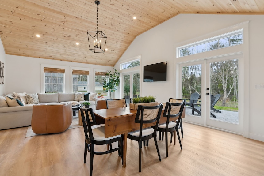 Coastal Maine Retreat ~ 1 Mile To Beach! Outdoor Tv, Firepit, Shower & More! - Kennebunk, ME