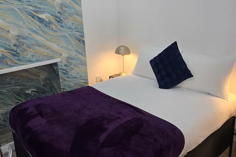4 Bed-sleeps 9-private Garden-free Parking - Birmingham