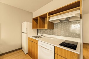 Suite-Estúdio, 2 camas queen-size, acessível, não fumadores | Cozinha privada | Um frigorífico/congelador grande, um micro-ondas, uma placa de cozinha 