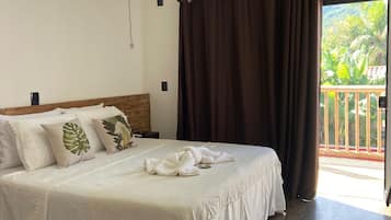 Quarto casal luxo, varanda coberta, vista para o jardim | Wi-Fi de cortesia