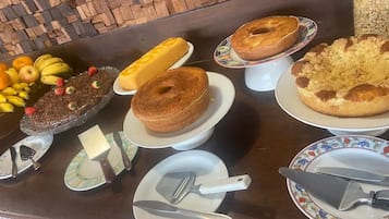 Café da manhã com buffet grátis todos os dias