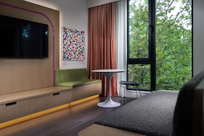 Cofres nos quartos, escrivaninha, ferros/tábuas de passar roupa