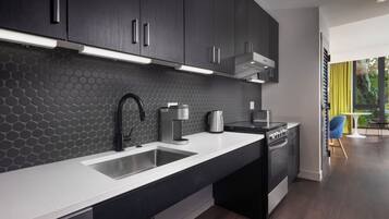 Um frigorífico, um micro-ondas, uma placa de cozinha