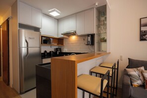 SUH Copacabana 43 | Cozinha privada | Um micro-ondas 