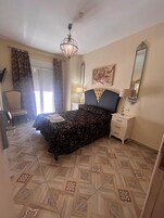 Quarto casal básico | Escrivaninha, Wi-Fi de cortesia