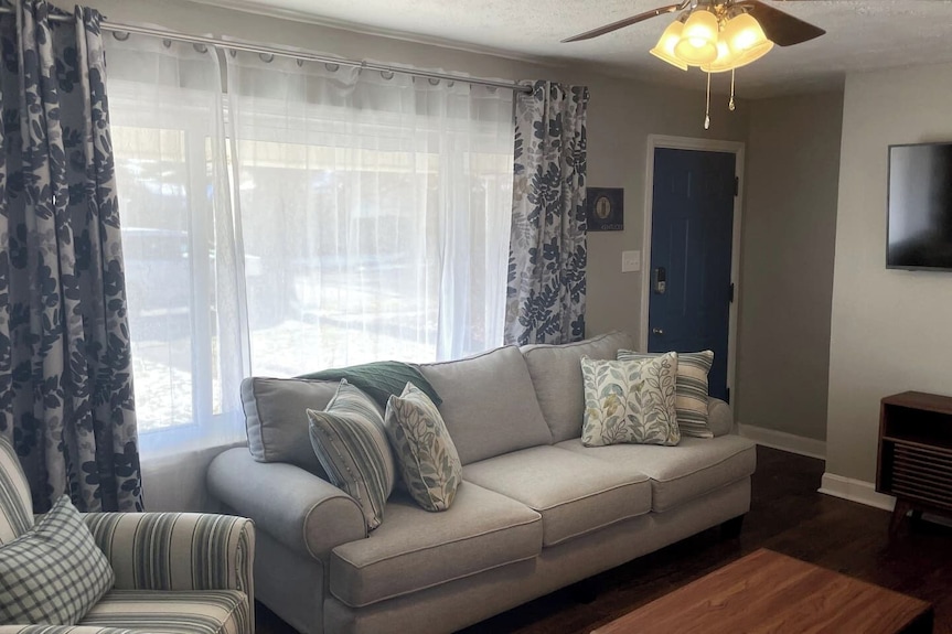 Cozy 3 Bedroom Home Perfect For Families Or Work. - Lexington, KY