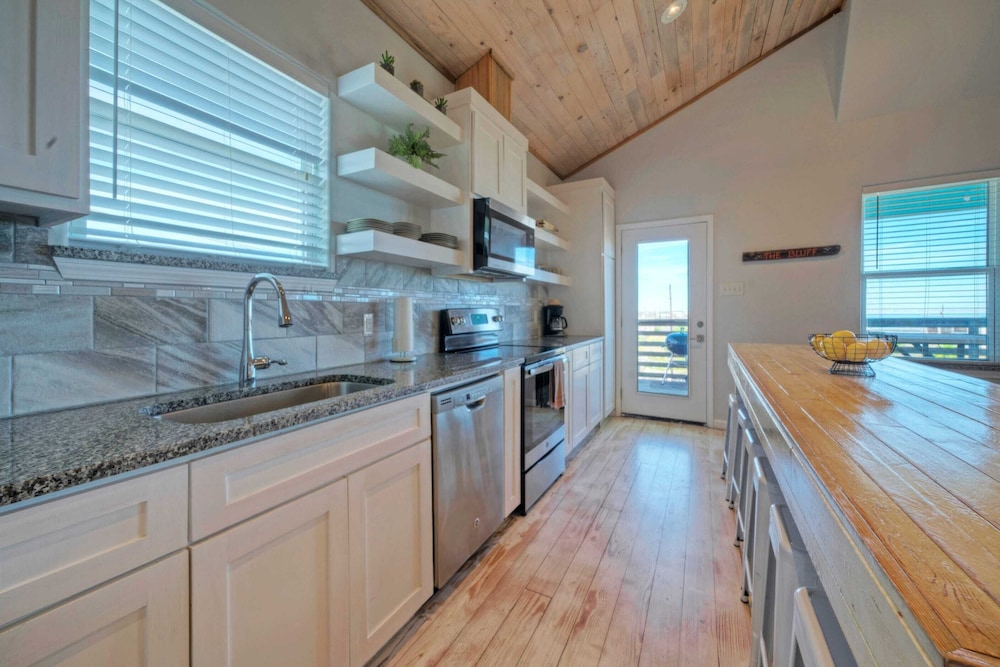 Sleeps 31 2 Homes W/ Boat Dock + Waterfront Pool Laguna Village Getaway - Corpus Christi, TX