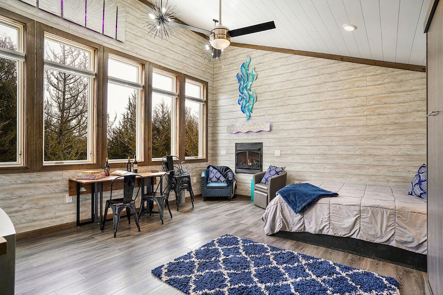 Modern Cabin. Communal Sleeping - 2 Queen Beds + Full Trundle. Pet Friendly! - Nebraska