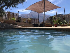 Piscina exterior sazonal, espreguiçadeiras