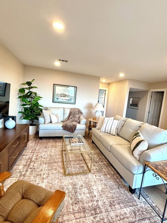 Convenient To The North Shore Walk To Lake Superior, Centrally Located 2 Bedroom - Duluth, MN