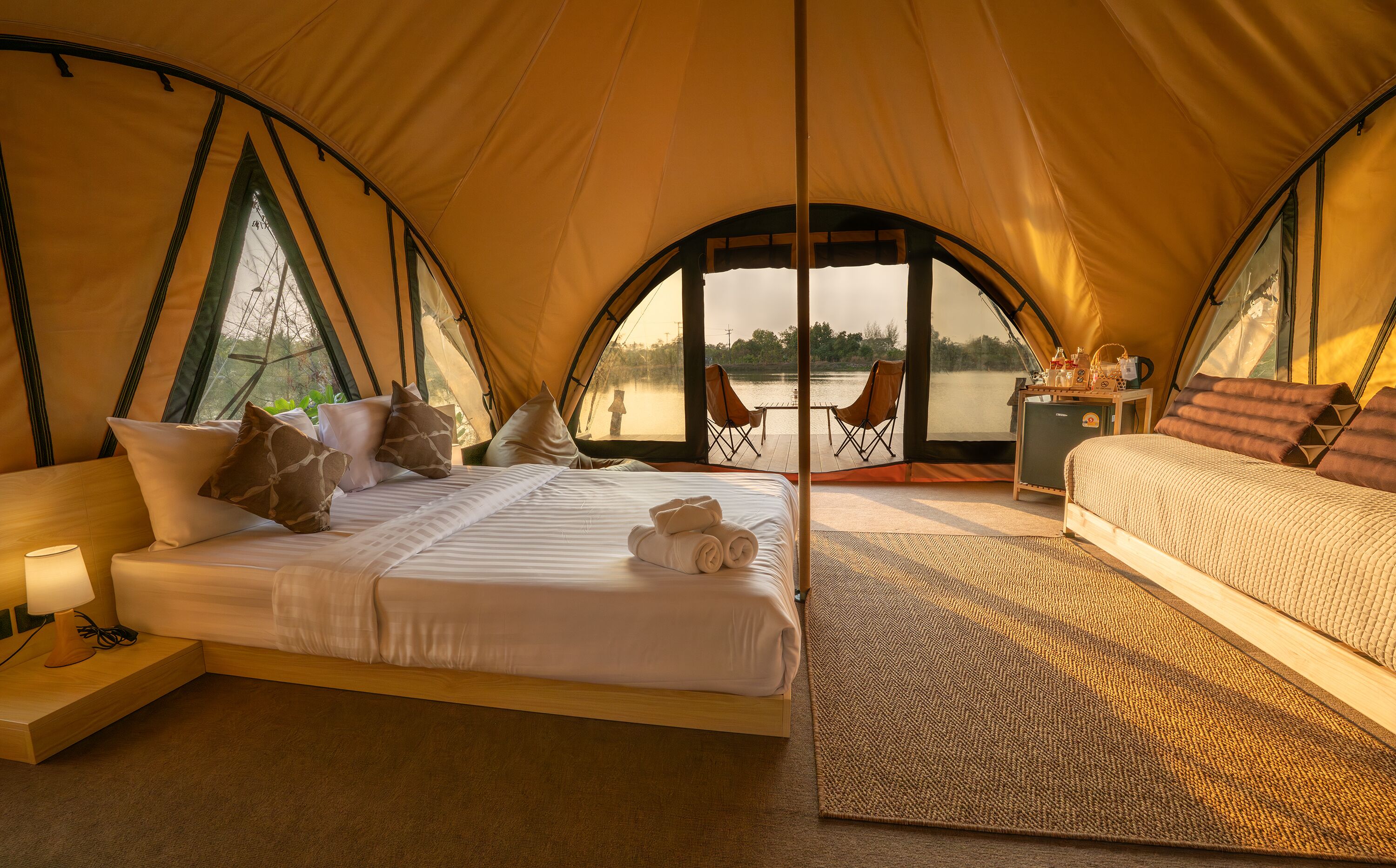 Quarto luxo, 1 cama Queen, vista para o lago, ao lado do lago | Frigobar (abastecido com itens grátis), individualmente mobiliados