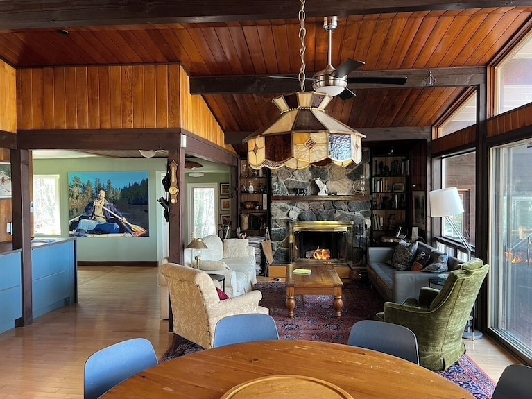 Family Heirloom Stylish Retreat And Lakefront Fun Close To Ottawa. Pet-friendly! - Quebec