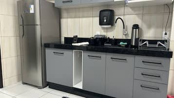 Apartamento família, vista para a cidade | Cozinha privada