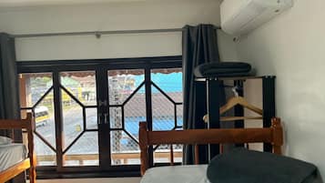 Apartamento família, vista para a cidade | Opções para refeição no quarto