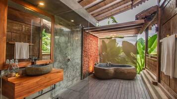 Wooden Cabin Non-Pool Access | Casa de banho | Um polibã e uma banheira separados, artigos de higiene pessoal grátis