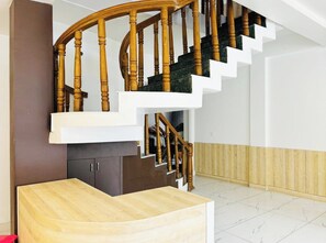 Quarto Quádruplo Deluxe, não fumadores, Vista para a cidade | 1 quarto, cofre no quarto, secretária, quartos insonorizados 