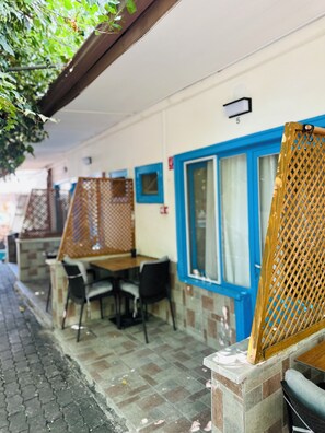 Quarto Triplo Standard, vista para o jardim | Quartos insonorizados, ferro/tábua de engomar, Wi-fi grátis 