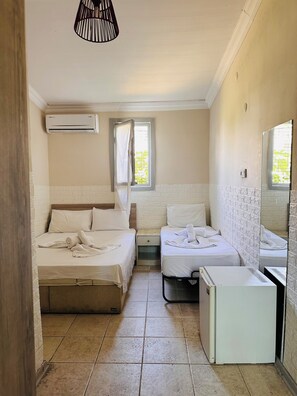Quarto Triplo Standard, vista para o jardim | Quartos insonorizados, ferro/tábua de engomar, Wi-fi grátis 