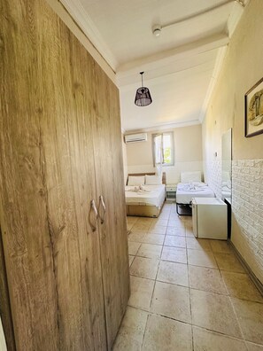 Quarto Triplo Standard, vista para o jardim | Quartos insonorizados, ferro/tábua de engomar, Wi-fi grátis 