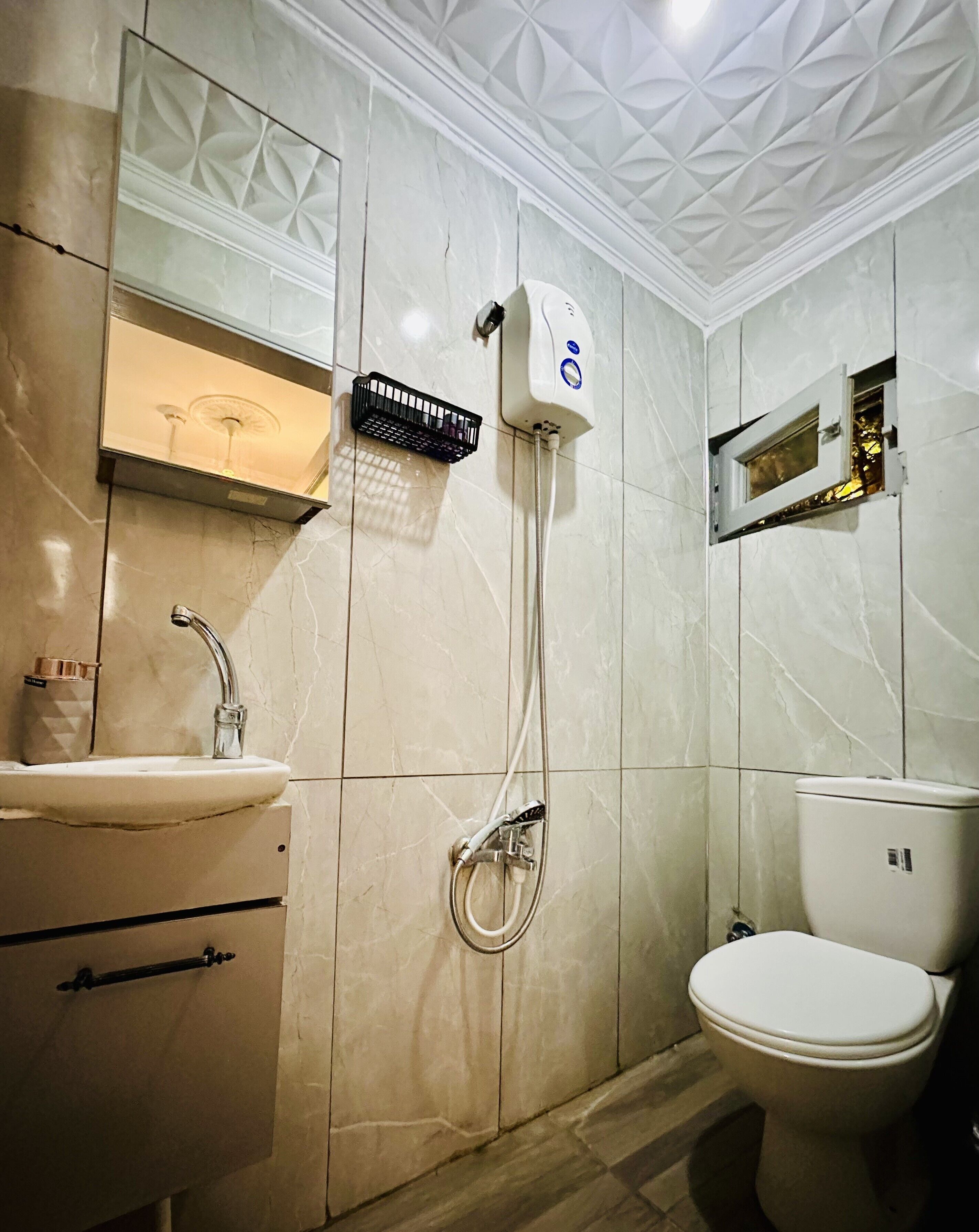 Quarto Duplo Standard | Casa de banho | Um polibã, um secador de cabelo, chinelos, toalhas fornecidas 