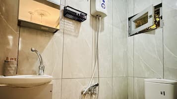 Quarto Duplo Standard | Casa de banho | Um polibã, um secador de cabelo, chinelos, toalhas fornecidas