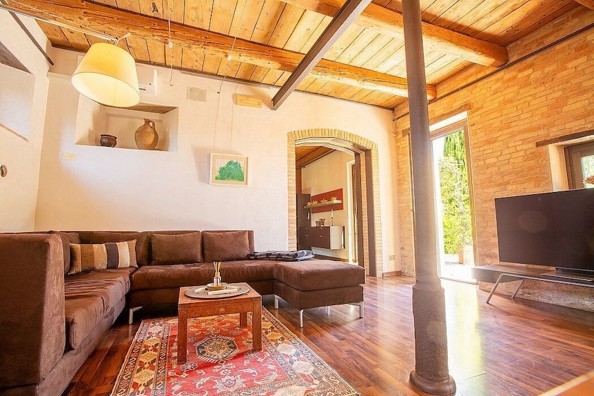 Villa Mora: Una Caratteristica E Accogliente Villa Su Tre Piani Circondata Dal Verde. - Jesi