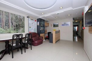 Área de estar no saguão