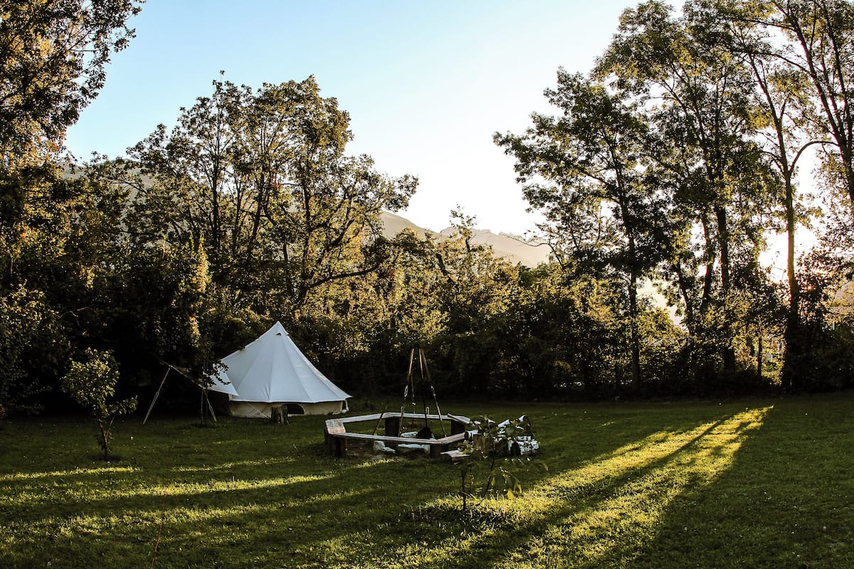 Tenda Comfort, 1 cama queen-size, vista para o jardim | 1 quarto, com decoração personalizada, Wi-fi grátis
