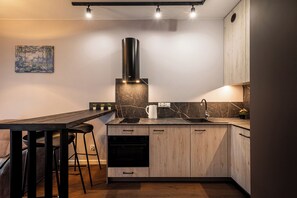 Suite-Estúdio, varanda, vista para o pátio | Kitchenette privada | Uma cafeteira/bule, uma chaleira elétrica