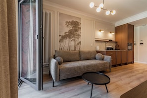 Apartamento, varanda, Vista para a cidade | Sala de estar | TV de ecrã plano