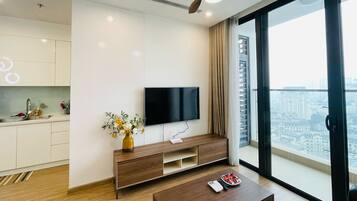 Apartamento luxo, 2 quartos, vista para o lago | Área de estar | TV LCD 60 polegadas com canais a cabo