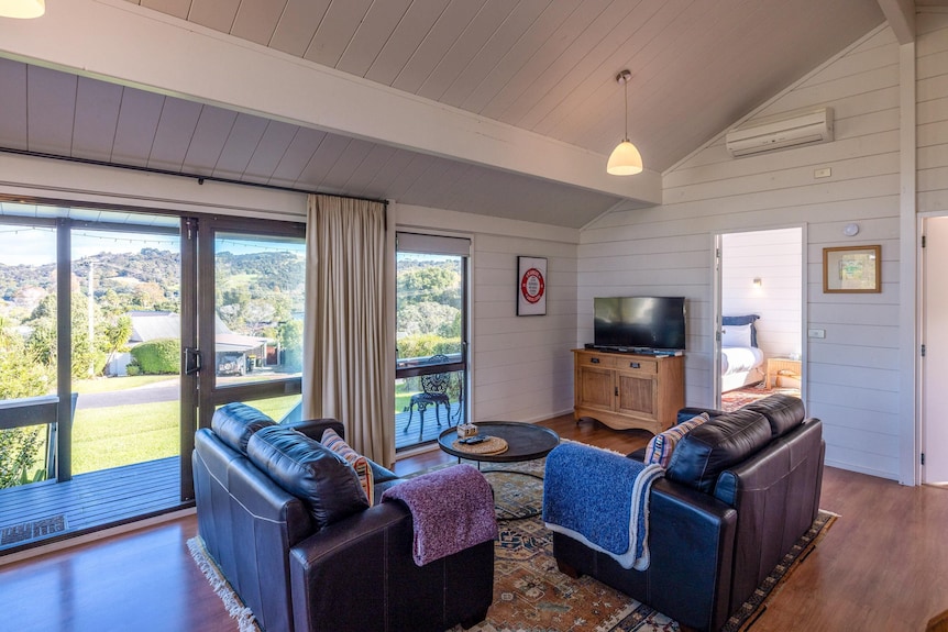Matai Cottage - Matai Cottage Is A Charming Two-bedroom Retreat That Offers Sweeping Ocean Views And Relaxed, Contemporary Comfort. Perfect For Couples, Families, Or Small Groups, The Cottage Blends The Feel Of A Classic Waiheke Getaway With Modern C - Auckland