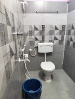 Um polibã, toalhas fornecidas, sabão, champô 