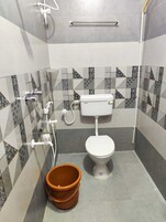 Um polibã, toalhas fornecidas, sabão, champô 