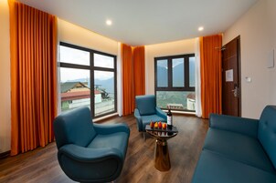 Suíte estúdio executiva, vista para a montanha | Roupas de cama premium, frigobar, cofres nos quartos, escrivaninha