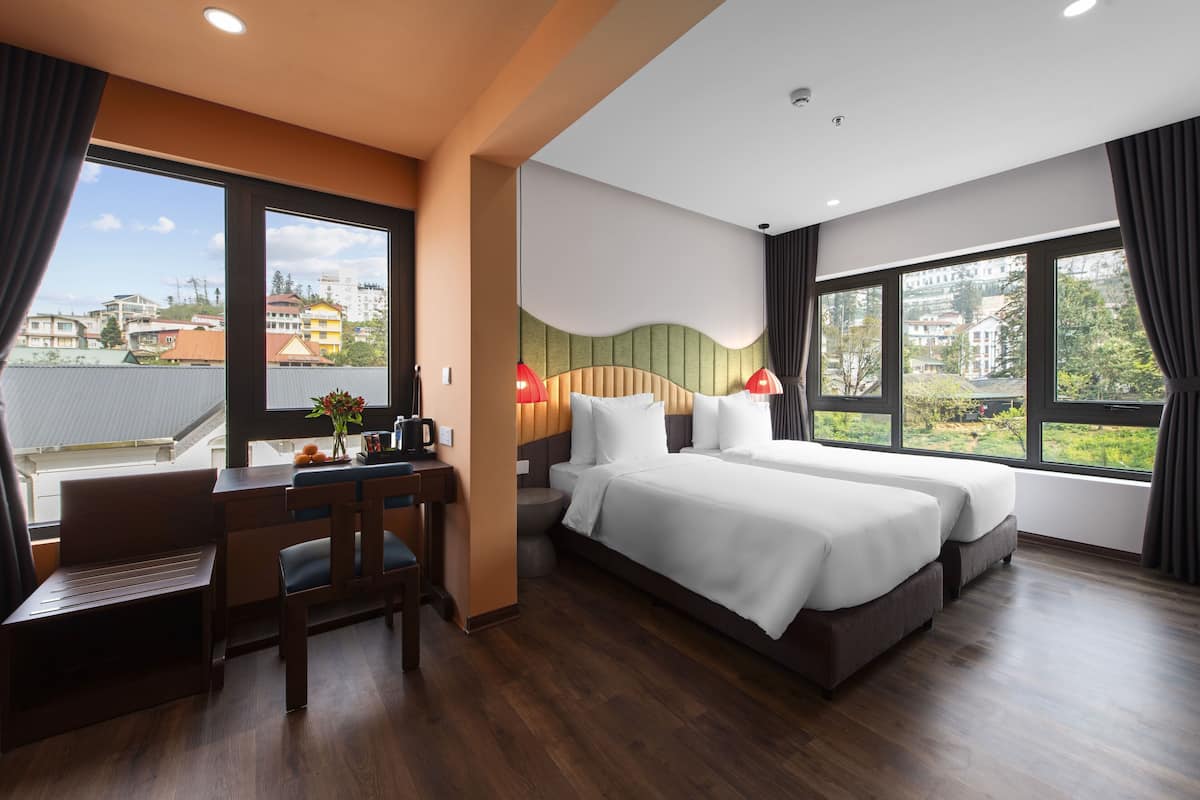 Quarto Duplo Deluxe, Vista para a cidade | Roupa de alta qualidade, minibar, cofre no quarto, secretária