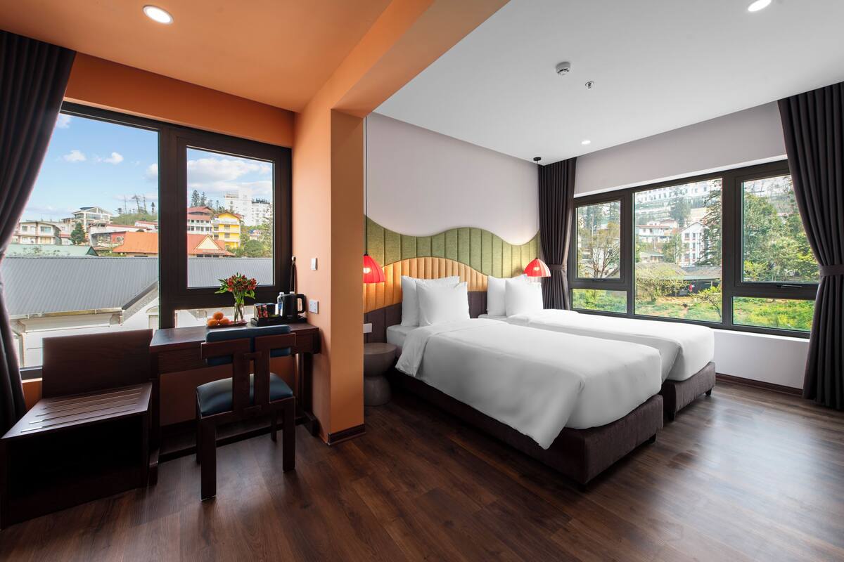 Quarto Twin Deluxe, Vista para a cidade | Roupa de alta qualidade, minibar, cofre no quarto, secretária