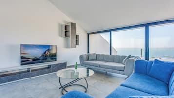 501 (B) - Mountain view 2 Bedroom & Balcony | Sala | Smart TV de 43 polegadas com canais por cabo, serviços de streaming