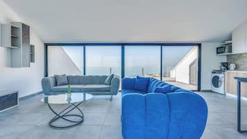 501 (B) - Mountain view 2 Bedroom & Balcony | Sala | Smart TV de 43 polegadas com canais por cabo, serviços de streaming