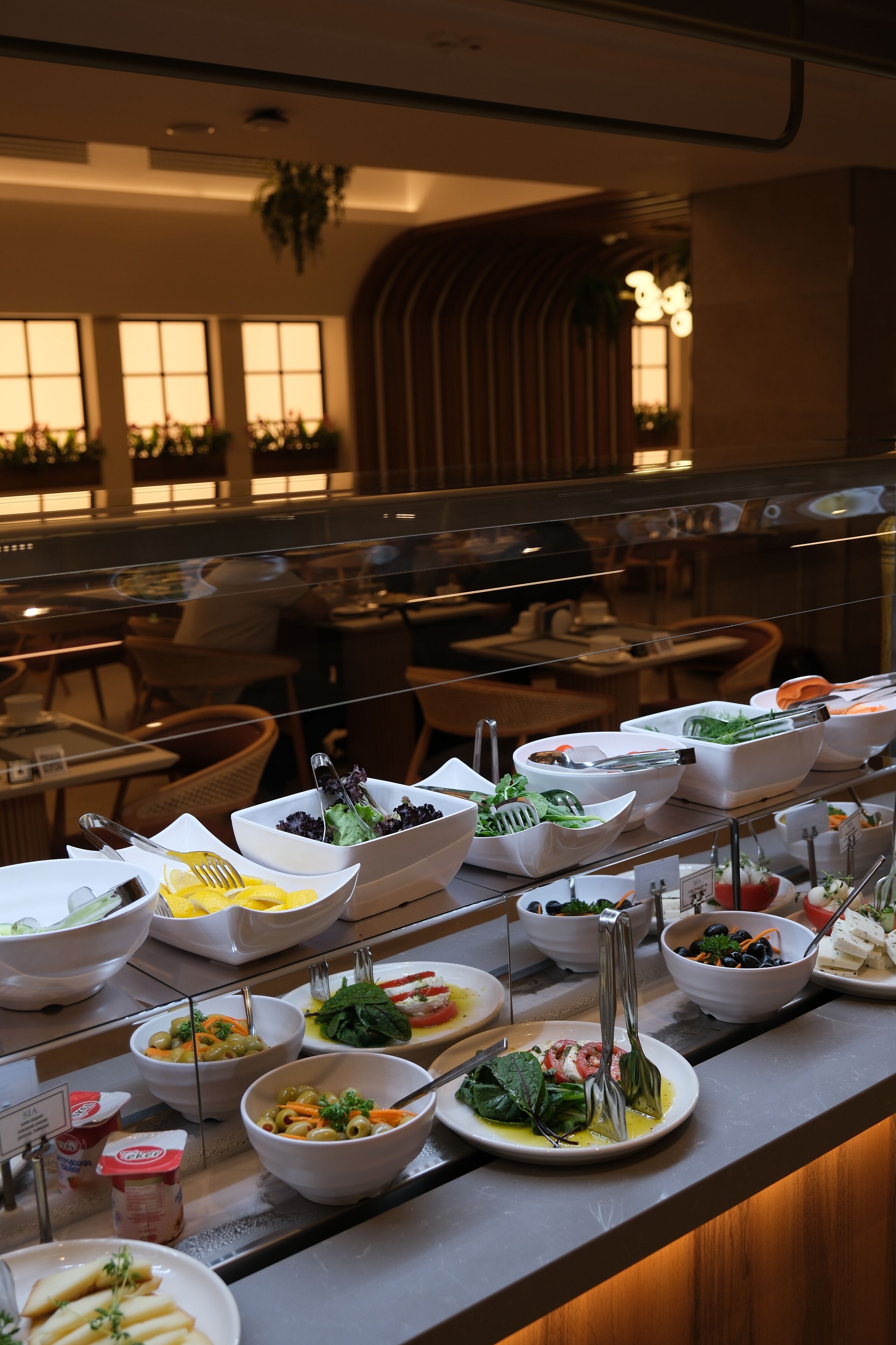 Um buffet com diversos pratos e utensílios.