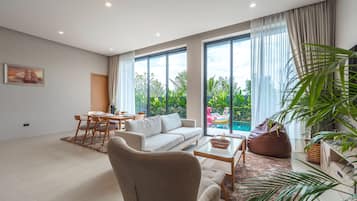 Villa Design, 3 quartos, vista para a piscina | Sala de estar | Televisor de ecrã plano de 46 polegadas com canais por cabo