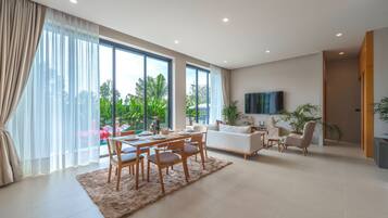 Villa Design, 3 quartos, vista para a piscina | Sala de estar | Televisor de ecrã plano de 46 polegadas com canais por cabo