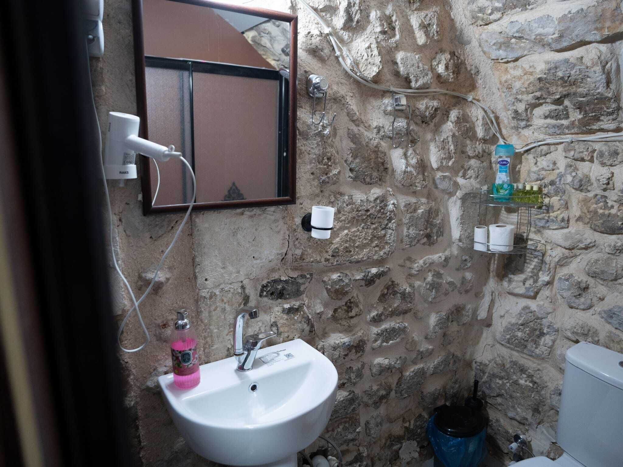 Um polibã, um secador de cabelo, toalhas fornecidas, sabão 