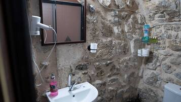 Um polibã, um secador de cabelo, toalhas fornecidas, sabão