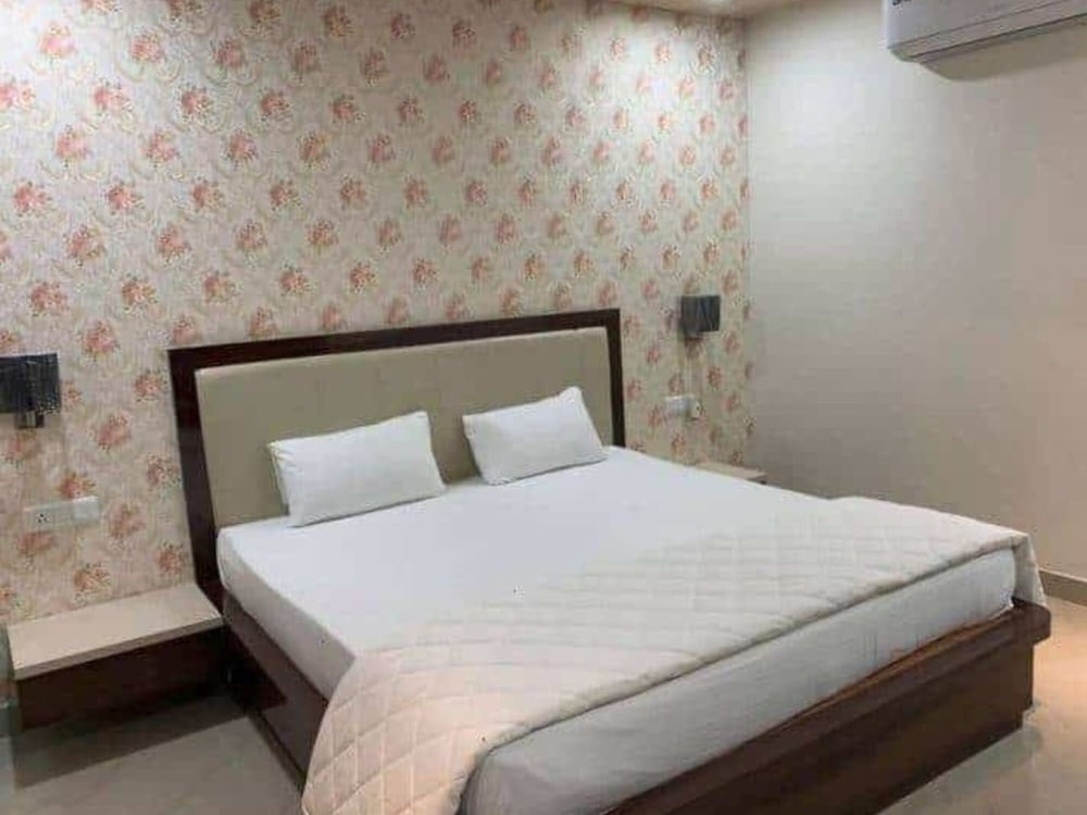 Hotel Crown Resort - Satna