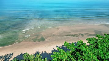 Na praia, espreguiçadeiras