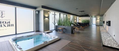 Banheira de hidromassagem interior