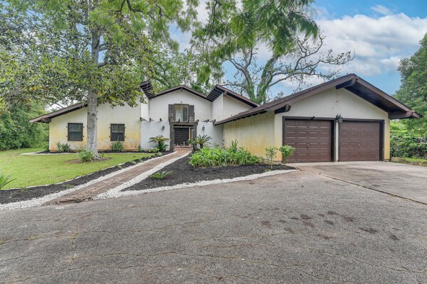 2 Mi To Dtwn: Spacious Angleton Home W/ Courtyard! - Danbury, TX