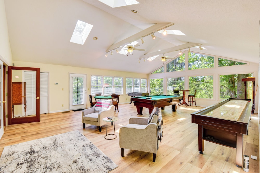 Deck & Game Room: Mountaintop Hideaway In Tiger! - Clayton, GA